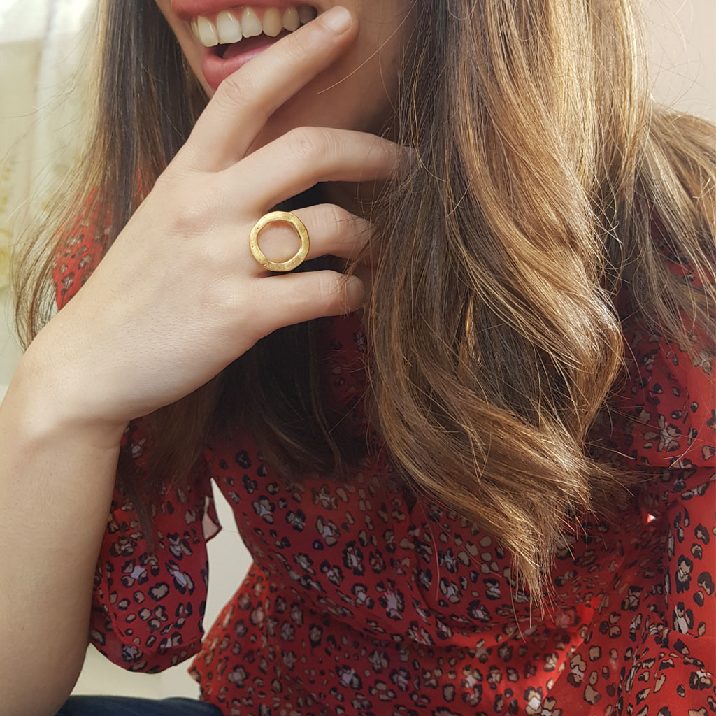 Anillo circular dorado - Ram - Joyería Artesanal Online - Aida Cabo