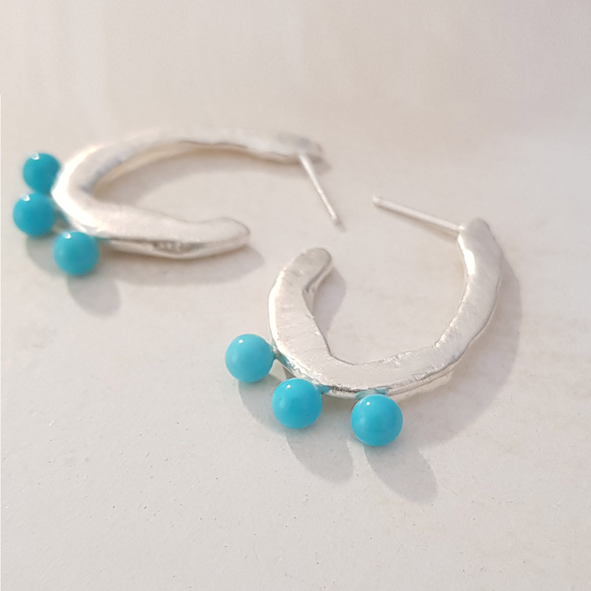 Aros irregulares con turquesas - Ram - Joyería Artesanal Online - Aida Cabo