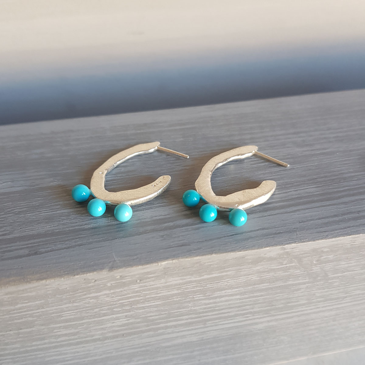 Aros irregulares con turquesas - Ram - Joyería Artesanal Online - Aida Cabo